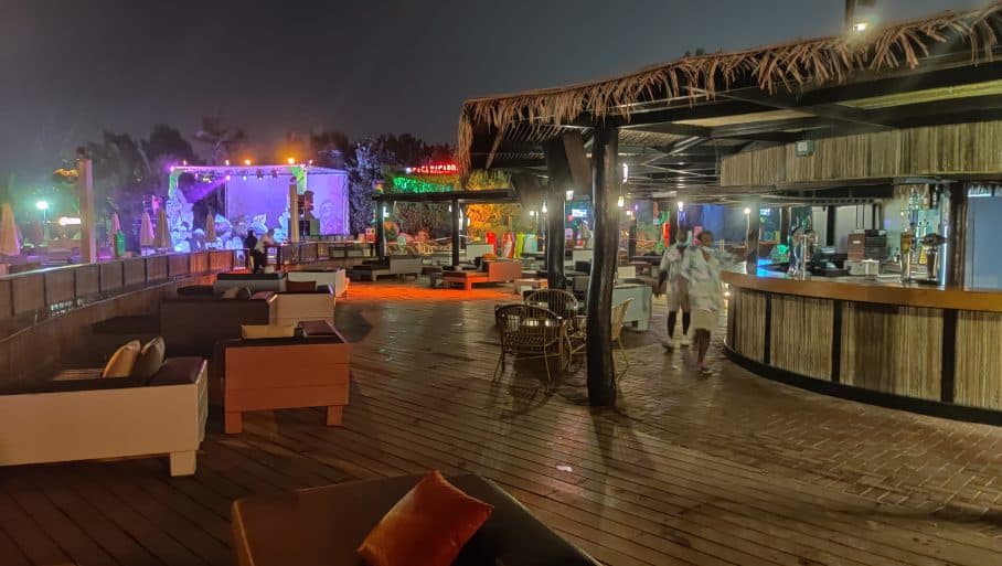 מועדון חוף בארסטי ביץ' קלאב | DUBAI